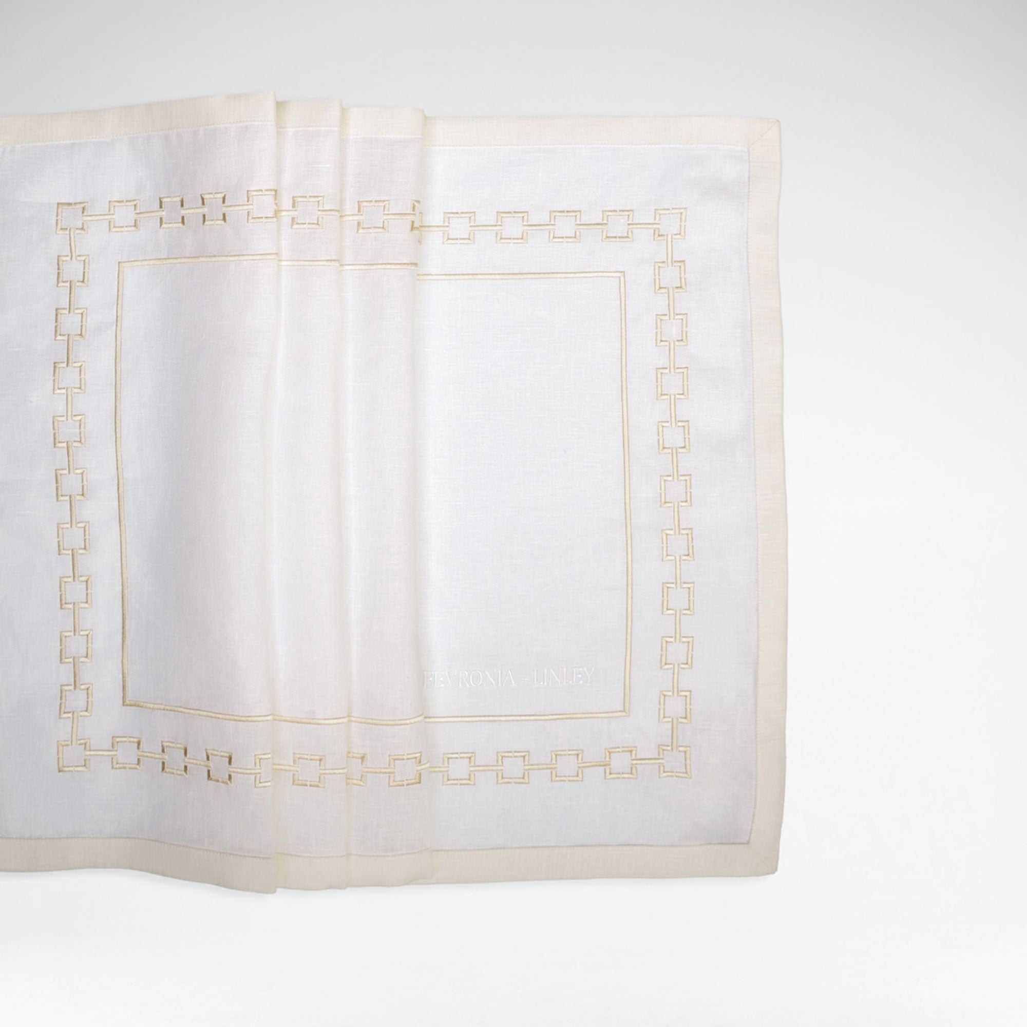L-Chain Table Runner – LINLEY